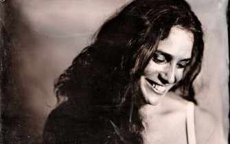 NEeMA paints her wall GOLD - Westmount Magazine