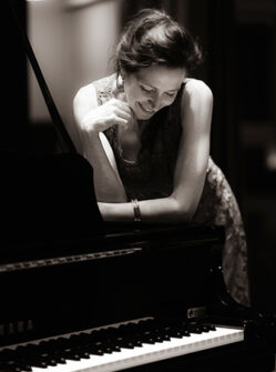 Vocalist Mary-Ann Lacey adds novelty to her mix - Westmount Magazine